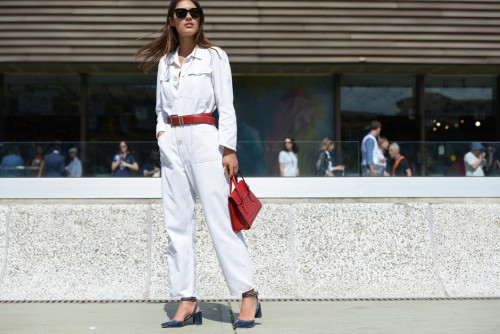 Look bianco e accessori rossi: la tendenza da street style - Grazia.it