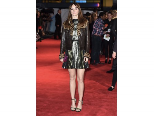 Suki Waterhouse: look vintage in pelliccia e lingerie-dress - Grazia.it