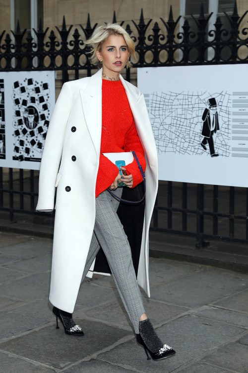 Caroline Daur: look chic con un tocco di rosso