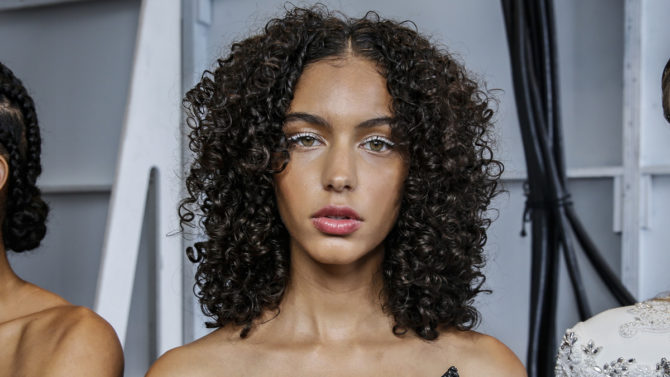 Acconciature per i capelli ricci: dai semi raccolti alle medie ...