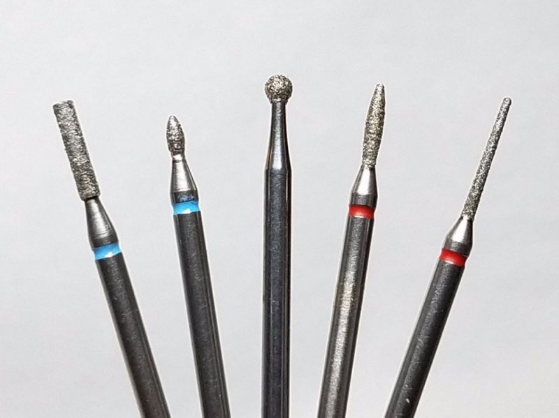 Manicure russa: cos'è, come funziona e le nail art da provare