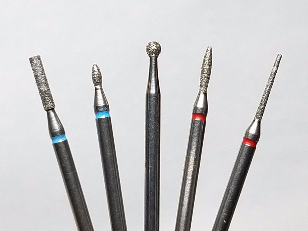 Manicure russa: cos'è, come funziona e le nail art da provare