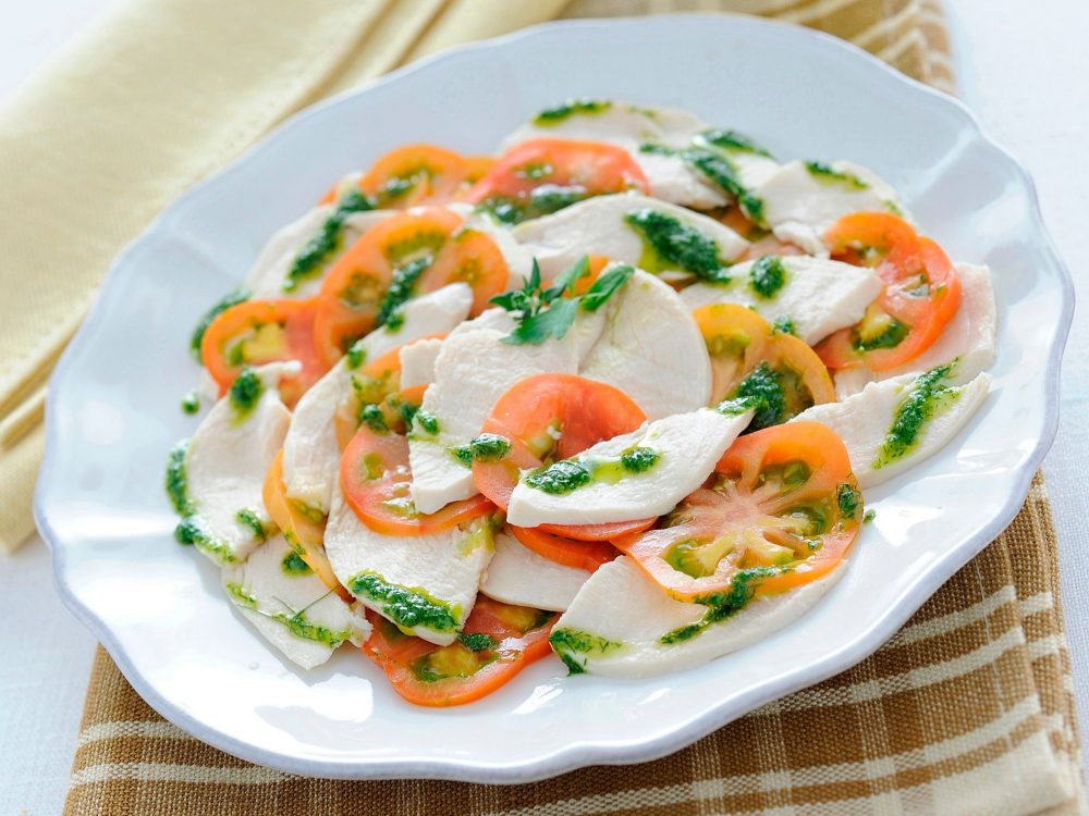 Pollo lesso al pesto in insalata