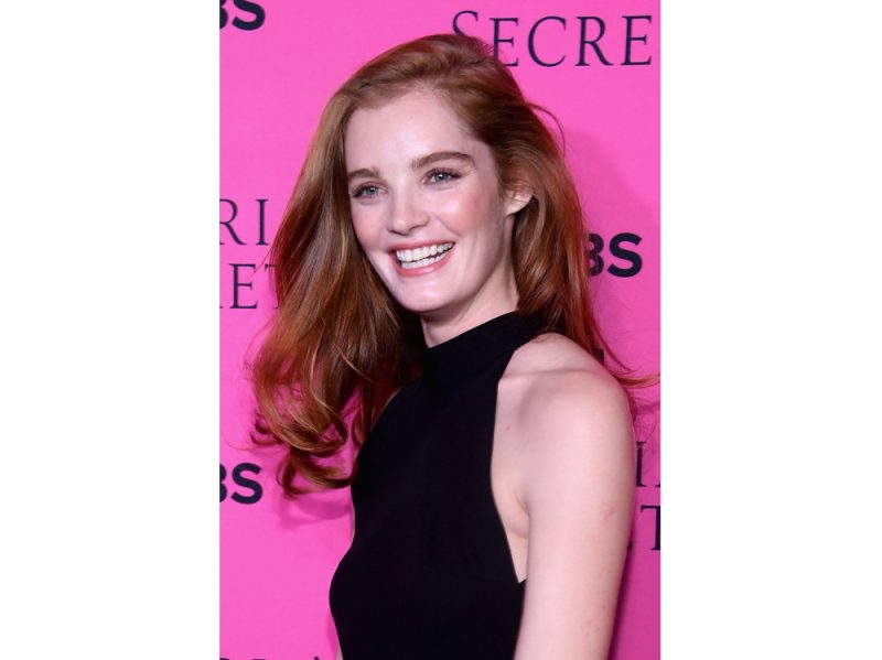 Alexina Graham: capelli rossi e make up glam, tutto sullo stile della ...