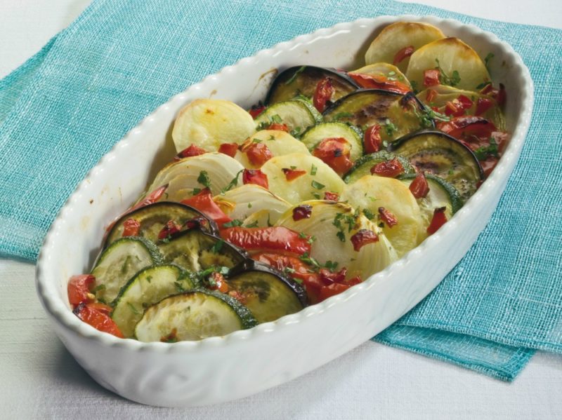 Melanzane, patate, cipolle e zucchine trifolate al forno