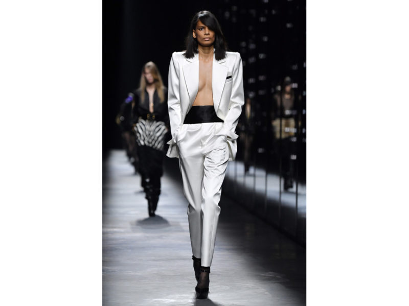 Saint Laurent: la sfilata al neon per l'autunno inverno 2019