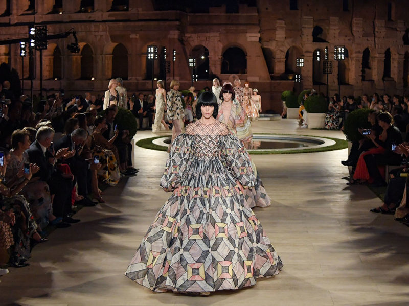 Fendi: la sfilata couture in omaggio a Karl Lagerfeld e a Roma