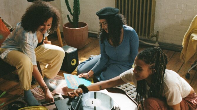 Pandora: 3 video per celebrare le donne e la sorellanza