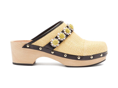 Zoccoli in legno: le clogs sono le scarpe più trendy della primavera 2021