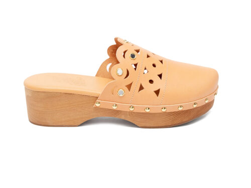 Zoccoli in legno: le clogs sono le scarpe più trendy della primavera 2021