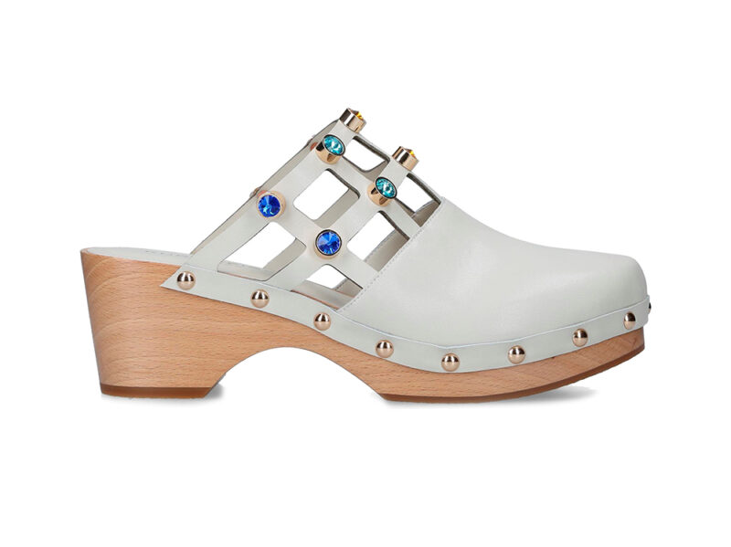 Zoccoli in legno: le clogs sono le scarpe più trendy della primavera 2021