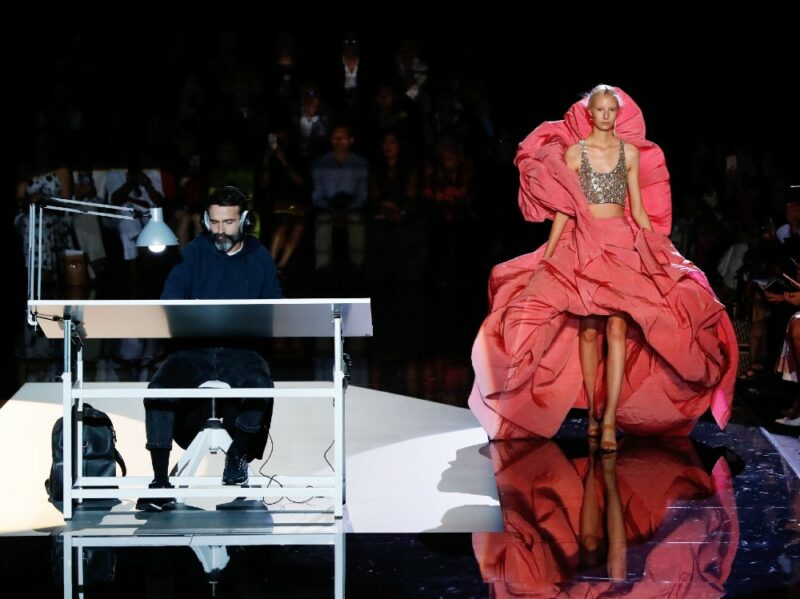 Daniel Roseberry: chi è lo stilista e direttore creativo di Schiaparelli