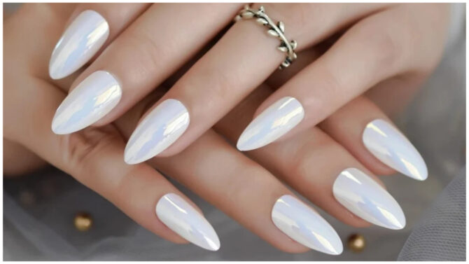Le unghie perlate sono super trendy: provate la manicure brillante