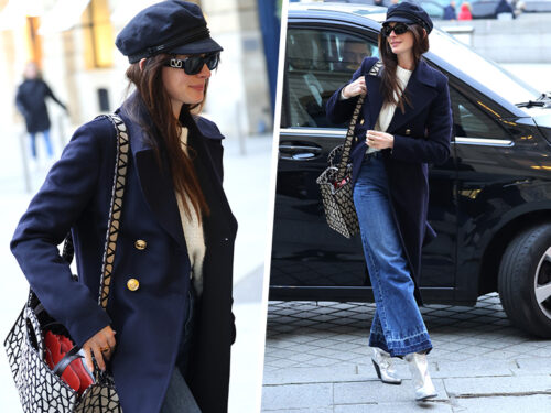 Anne Hathaway: il look con cappotto blu, jeans e stivaletti
