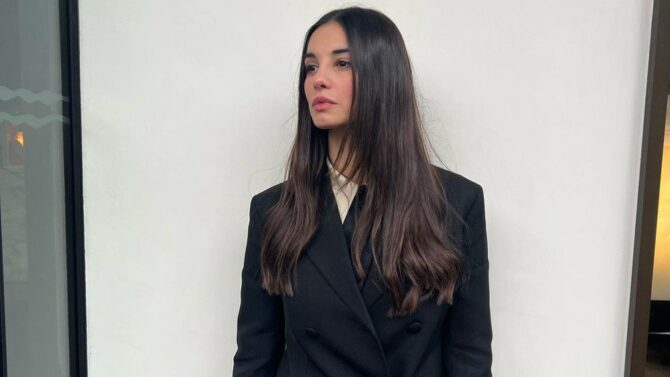 Francesca Chillemi con completo tailleur alle sfilate di Milano
