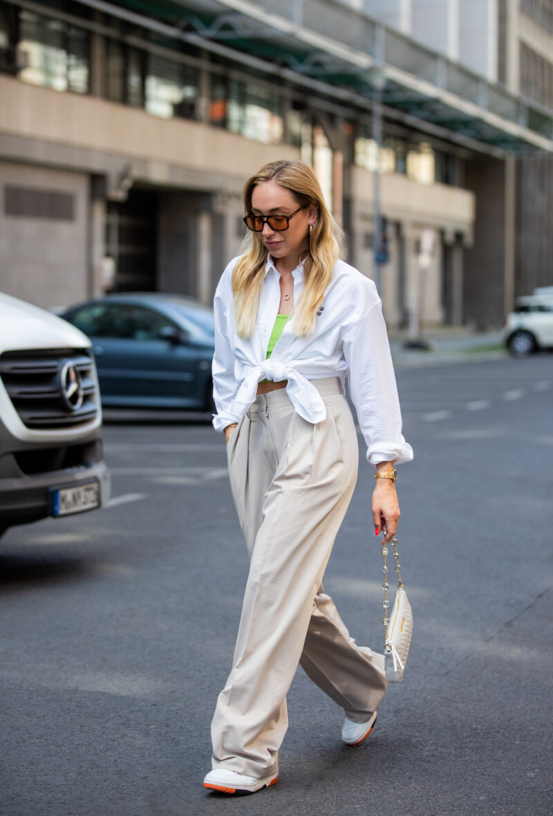 Pantaloni beige donna 2023: 10 look e outfit per indossarli in estate
