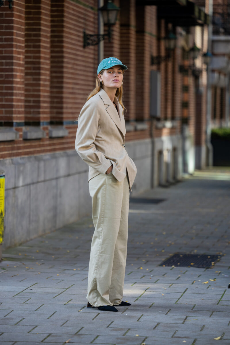 Pantaloni beige donna 2023: 10 look e outfit per indossarli in estate