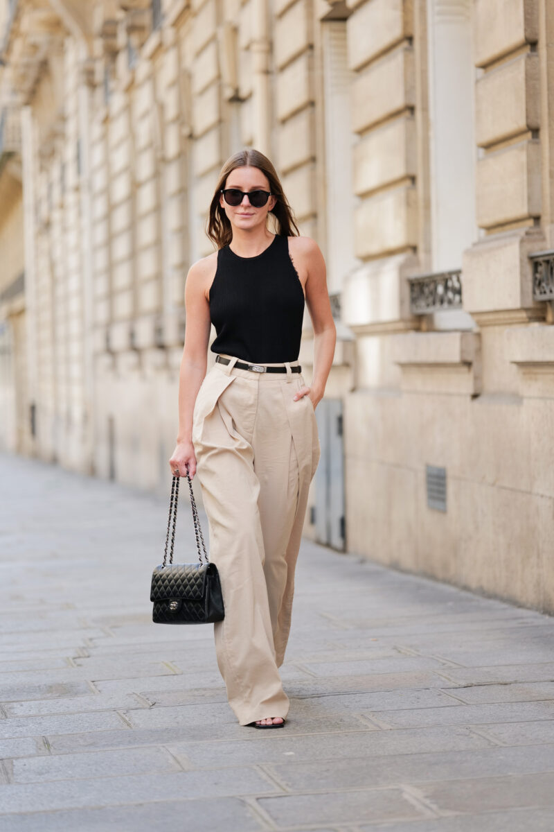 Pantaloni beige donna 2023: 10 look e outfit per indossarli in estate