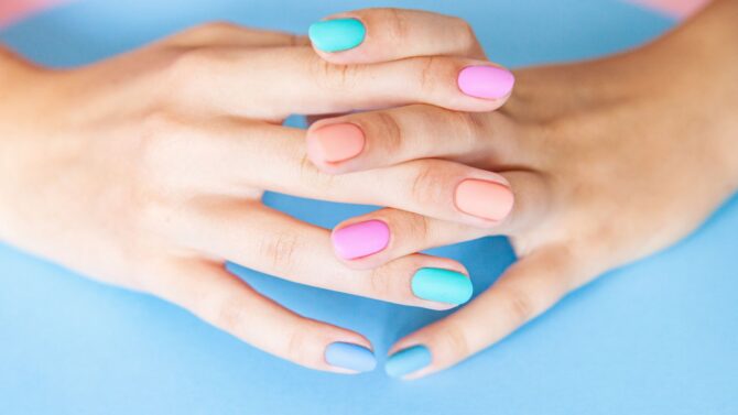 Manicure russa: cos'è, come funziona e le nail art da provare