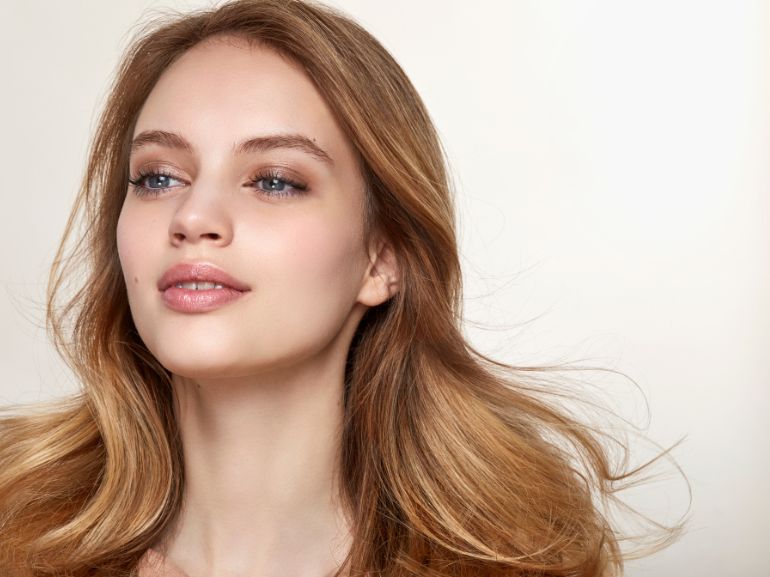 Capelli color caramello: tagli e sfumature da provare