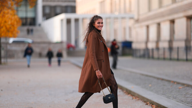 Nero e marrone stanno bene insieme (e questo outfit lo dimostra)