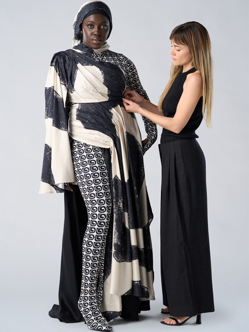 Aida Diouf Mbengue si racconta con un vestito di Sandy Poole