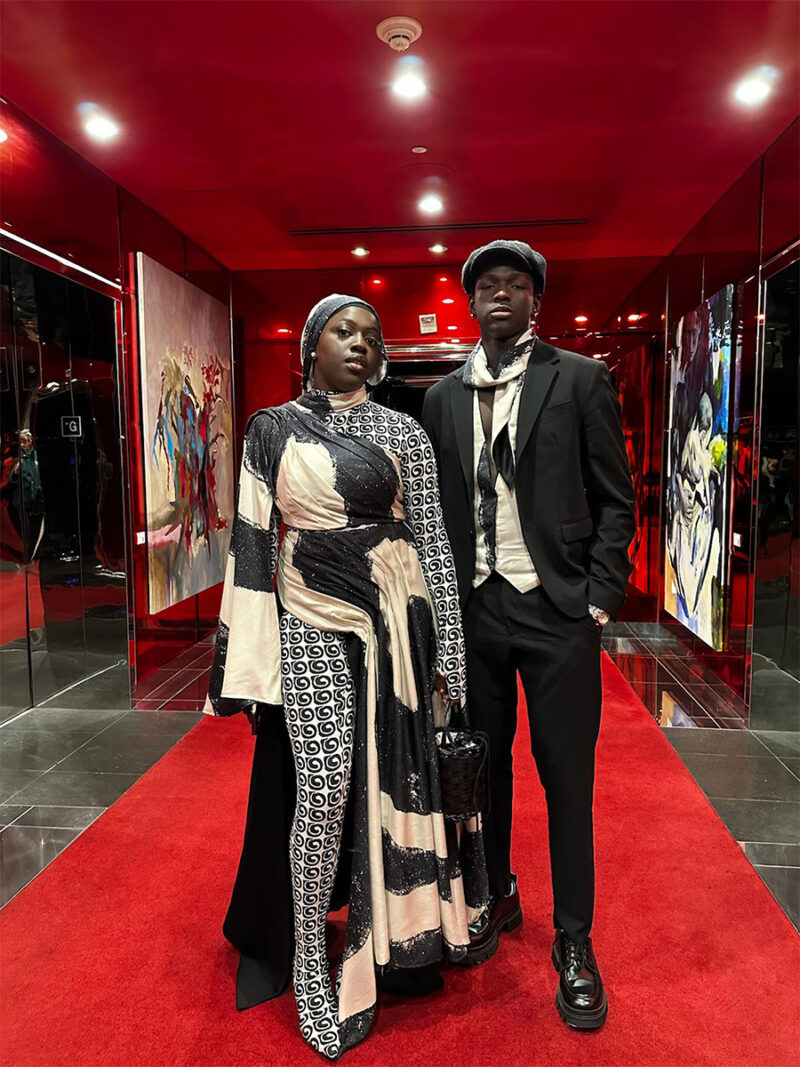 Aida Diouf Mbengue si racconta con un vestito di Sandy Poole