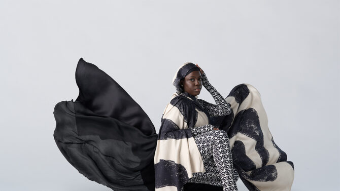 Aida Diouf Mbengue si racconta con un vestito di Sandy Poole