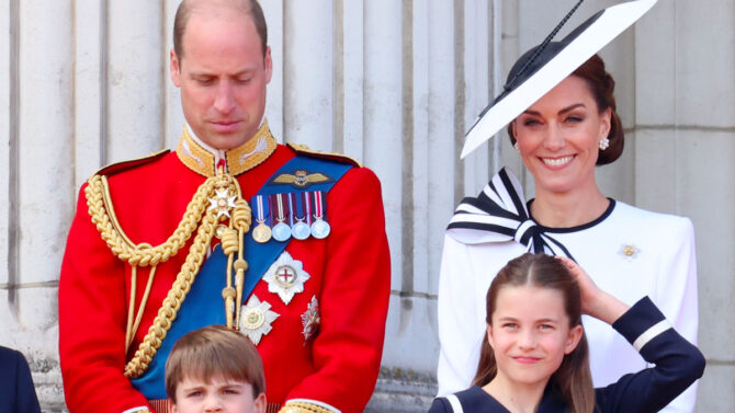 Kate Middleton è tornata: il look per la parata di compleanno del Re