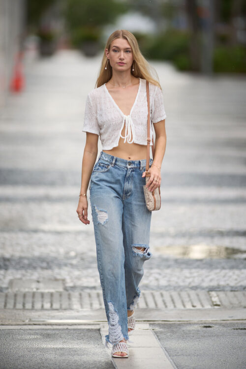 Jeans anche in piena estate? Sfoggiateli così!