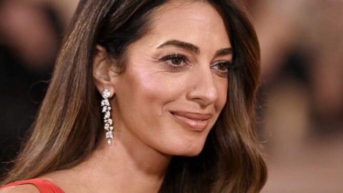 Manhattan blowout: la piega anni ’90 rilanciata da Amal Clooney che ...