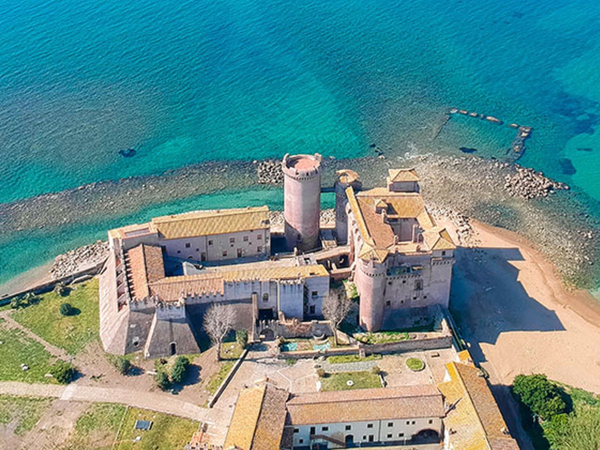 Questo borgo sul mare a due passi da Roma (che affonda le mura nella ...