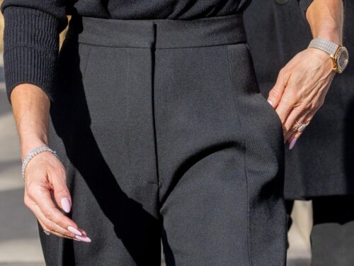 Victoria Beckham e la manicure rosa lattiginosa: il dettaglio che fa la ...