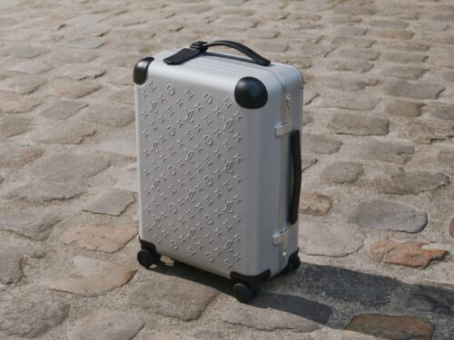 Louis Vuitton presenta la valigia in alluminio Horizon Aluminum
