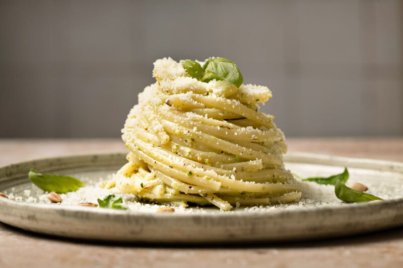 Pasta al pesto di limoni: la ricetta fresca e light per l'estate